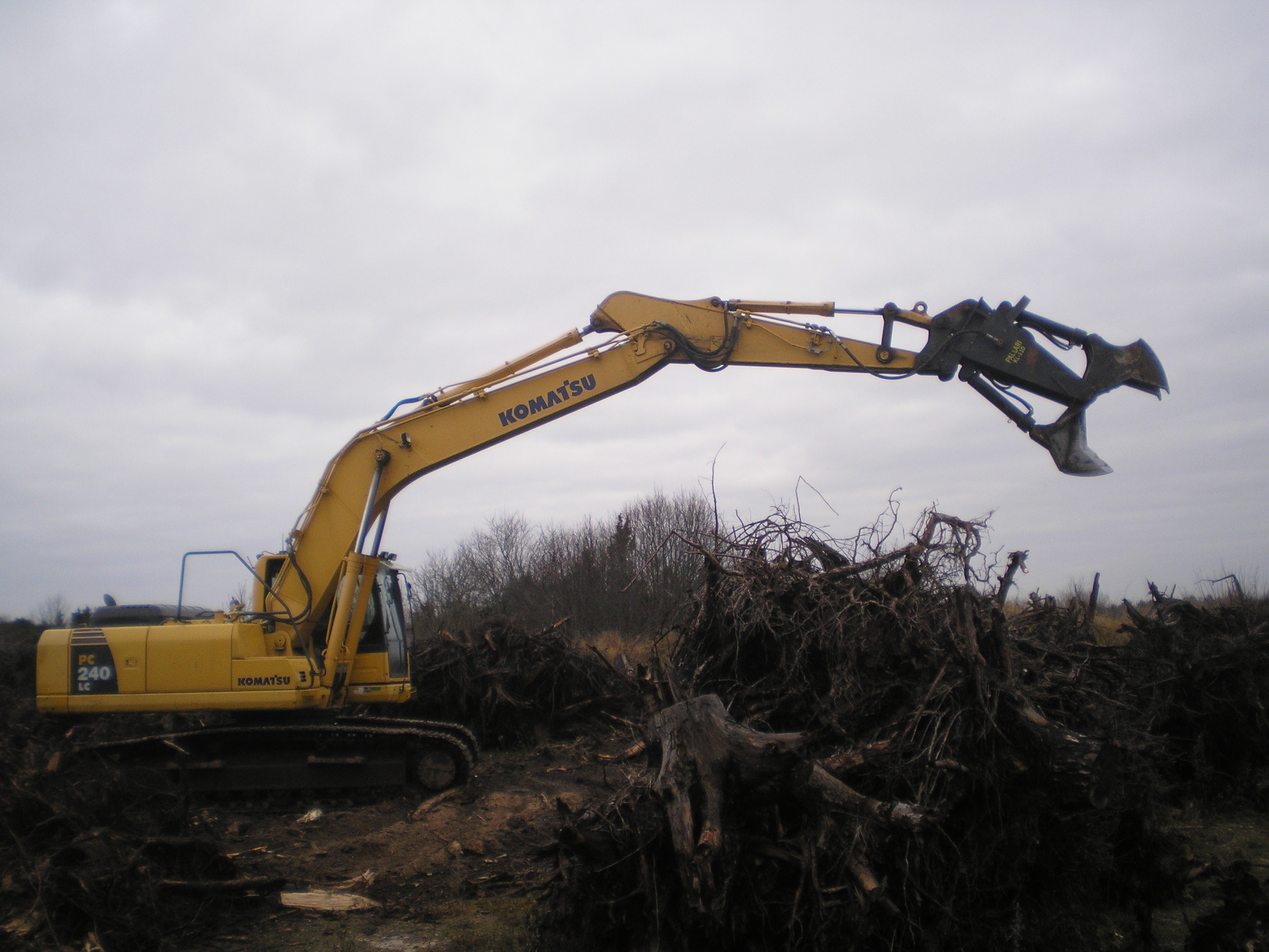 Pinnasemeister > EKSKAVAATORI RENT