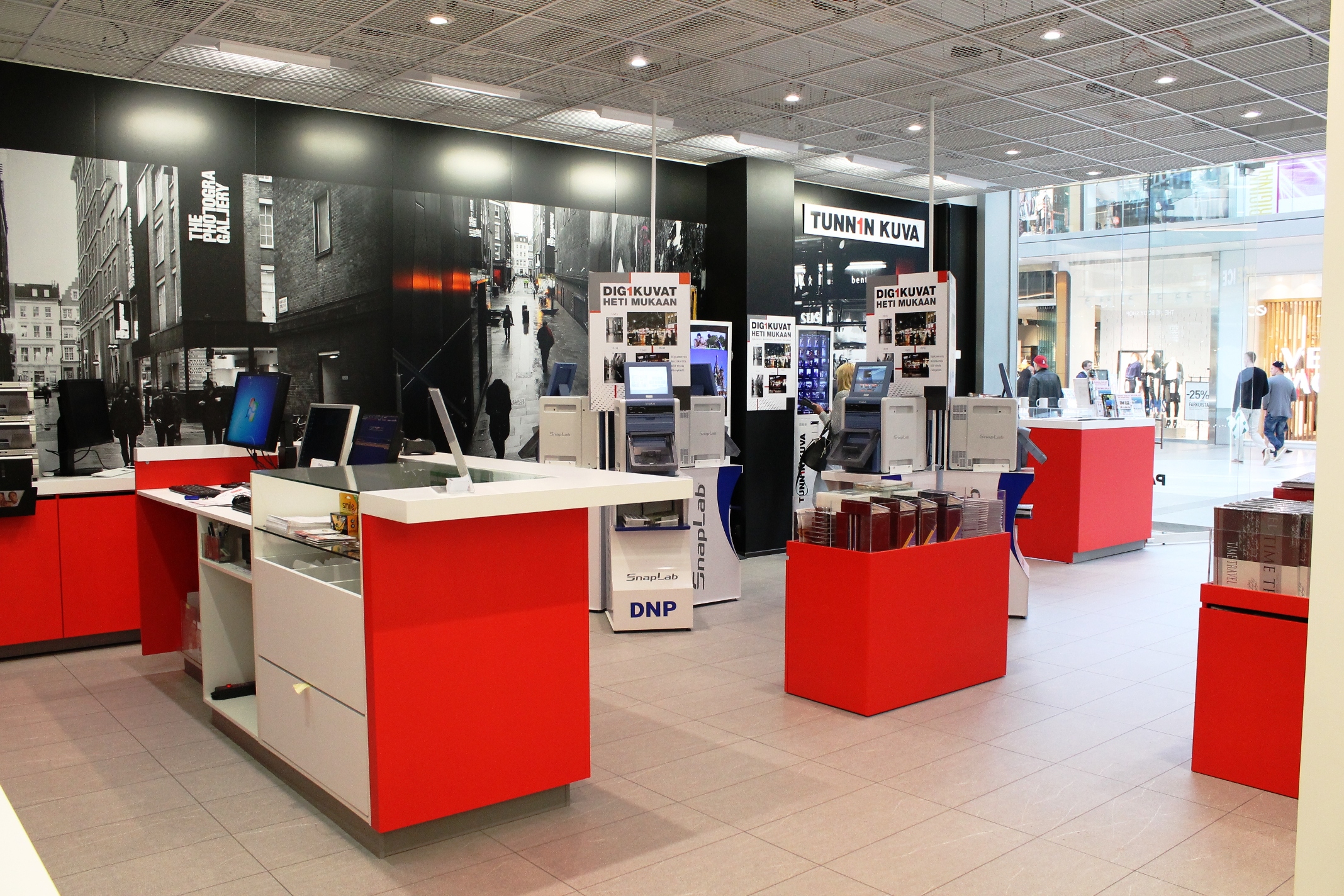 Tunnin Kuva, Fotokauplus, Keskus Itis, Helsingi. 2014 | Front